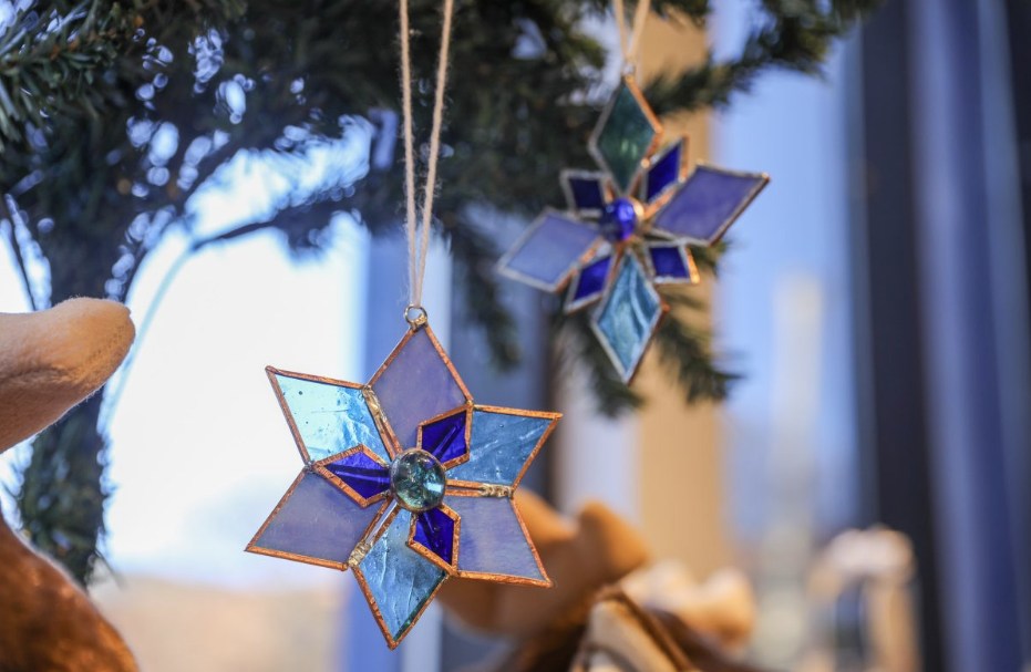 MAKERPLACE WORKSHOP: Stained Glass Snowflake - Kentucky Science Center